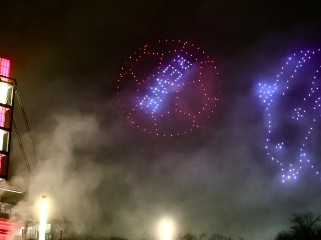 Drohnen-Show beim Duell des 1. FC Köln gegen Bayern München